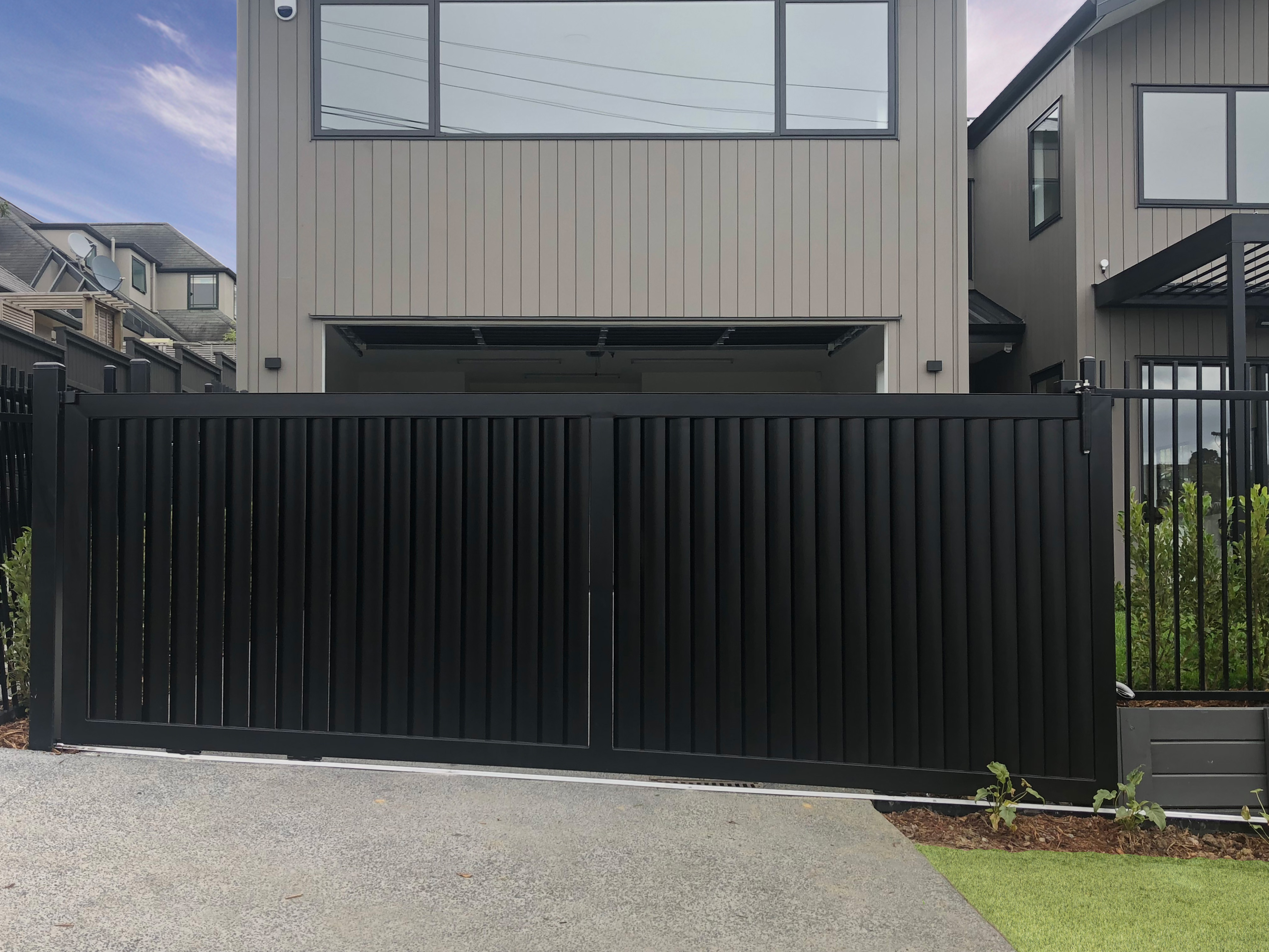 Aluminium Gates, Custom Made Gates, Louvre Gates, Alloy Slat Gates ...