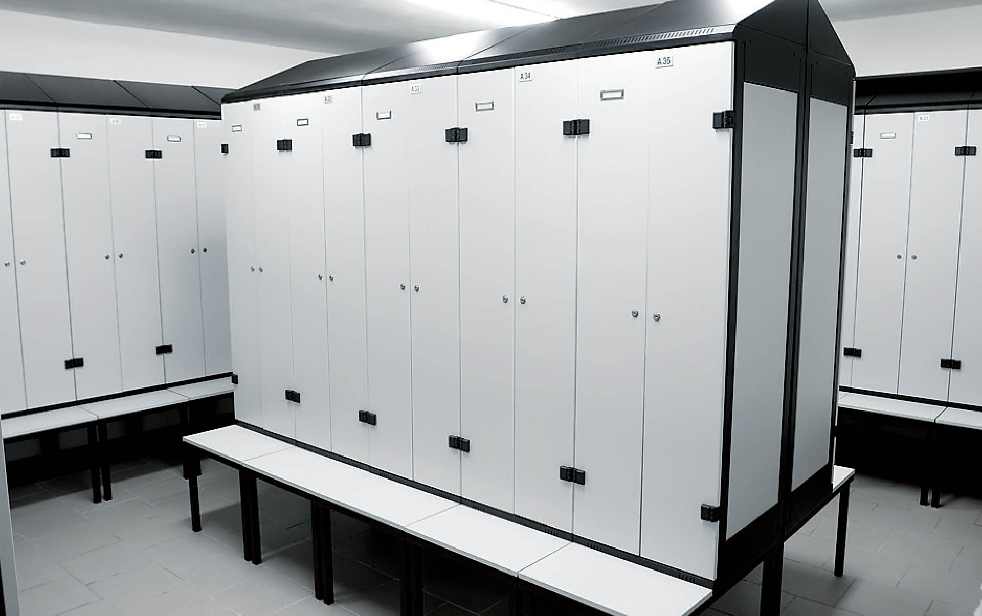 LOCKERS & KLEEDKAMERS