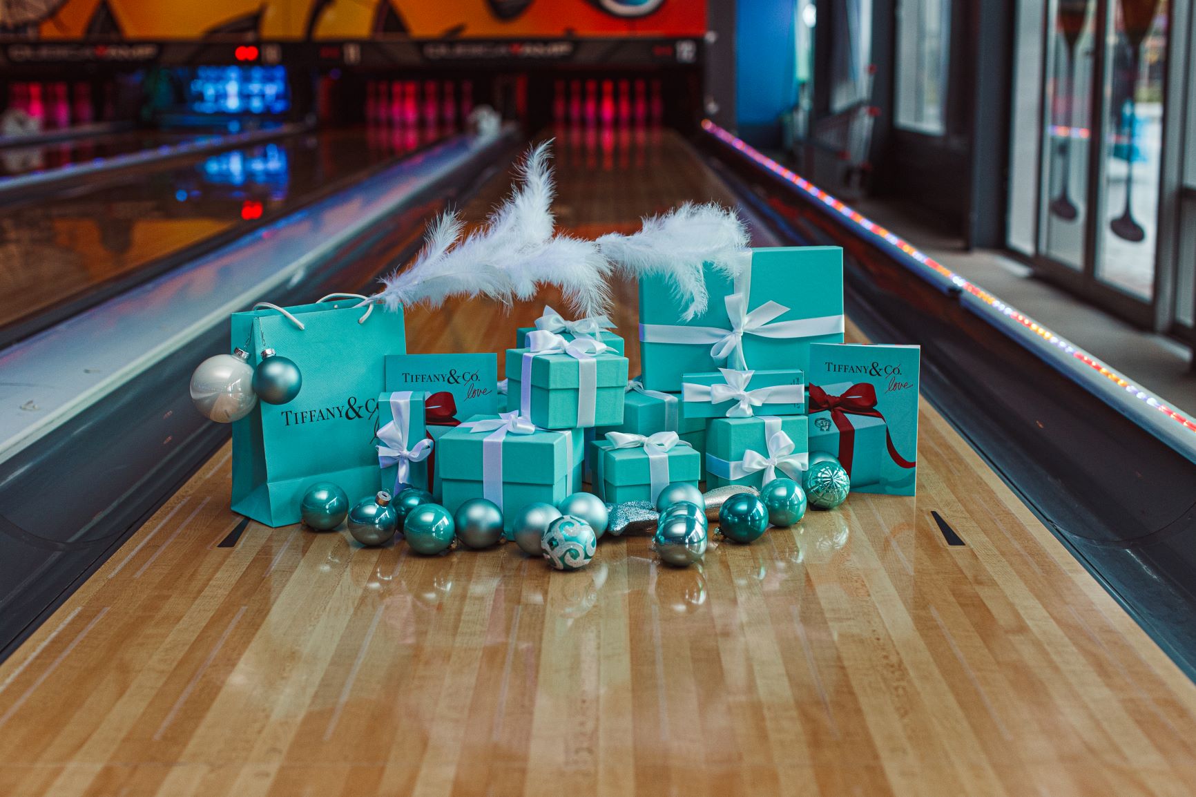 De kerstman deelt exclusieve cadeaus uit aan dinergasten bij ...