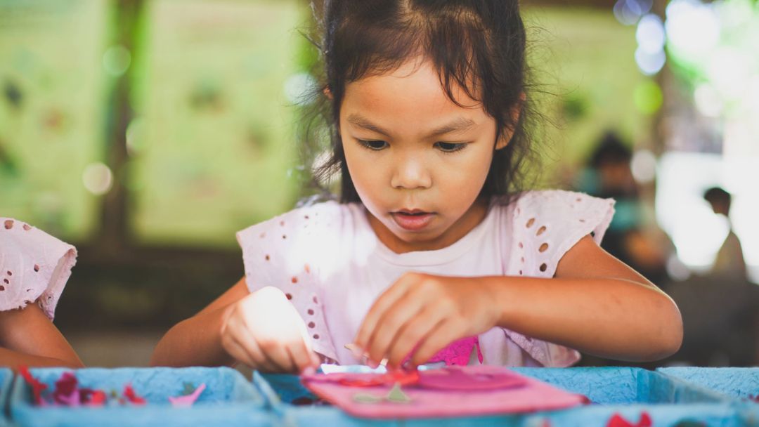 Outdoor crafts for kids | Messy crafts, nature art, and activities | Sawyer Blog
