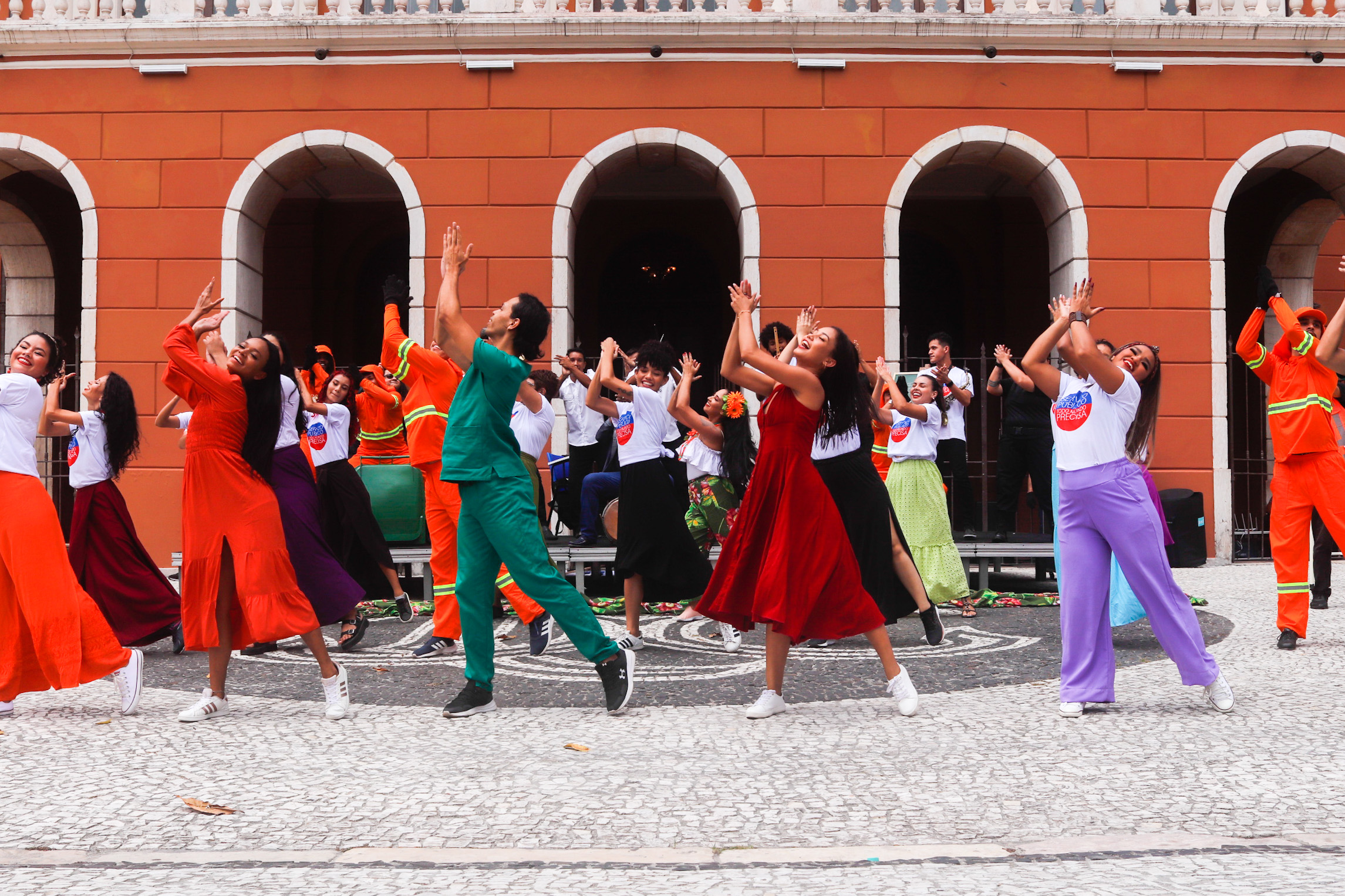 PARE TUDO e assista ao FLASH MOB: "Servir ao Público é Uma Arte!"