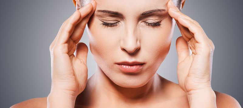 Migrene: En komplett guide (Årsak, symptomer og behandling)