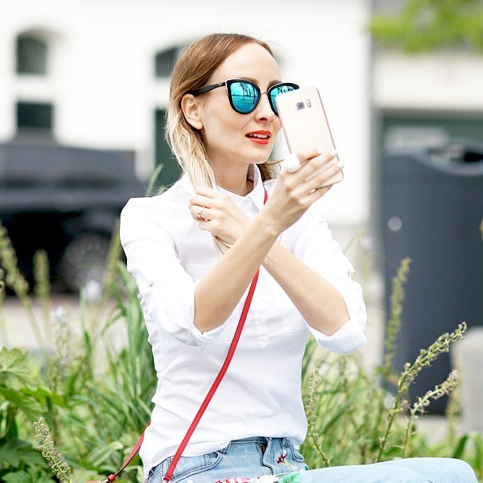 Samsung marketed its newest smartphone through the people who use it ...