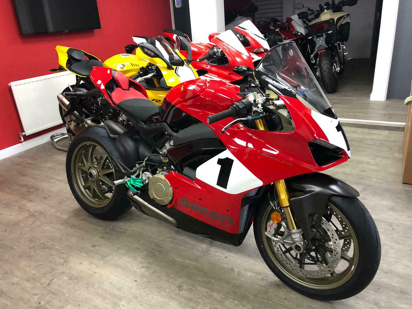 New Ducati Panigale V4S 25th anniversario 916 foggy race track bike ...