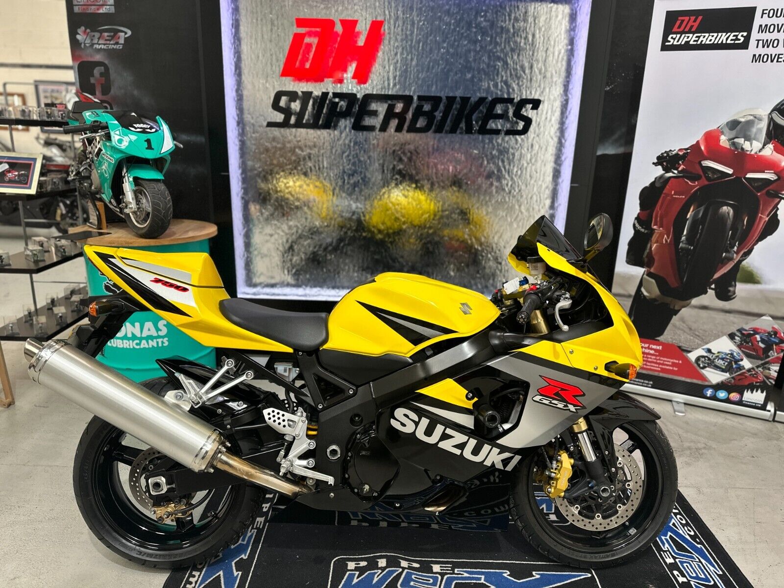 Suzuki GSXR 750 K5 GIXXER 13800 Miles Yellow Service History Mint PX SWAP SUZUKI