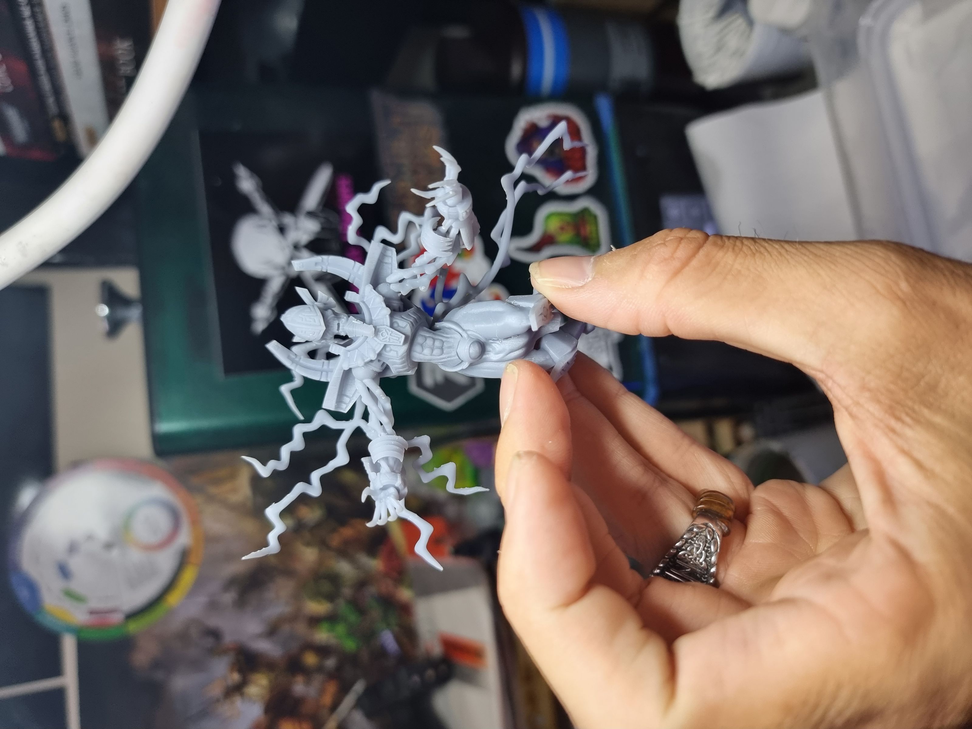 Pre-supported 3D-printable miniatures for tabletop
