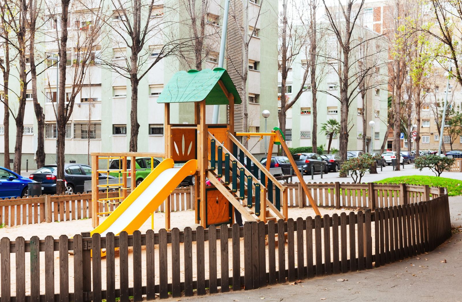 Should Playgrounds Be Fenced? | Park N Play Design