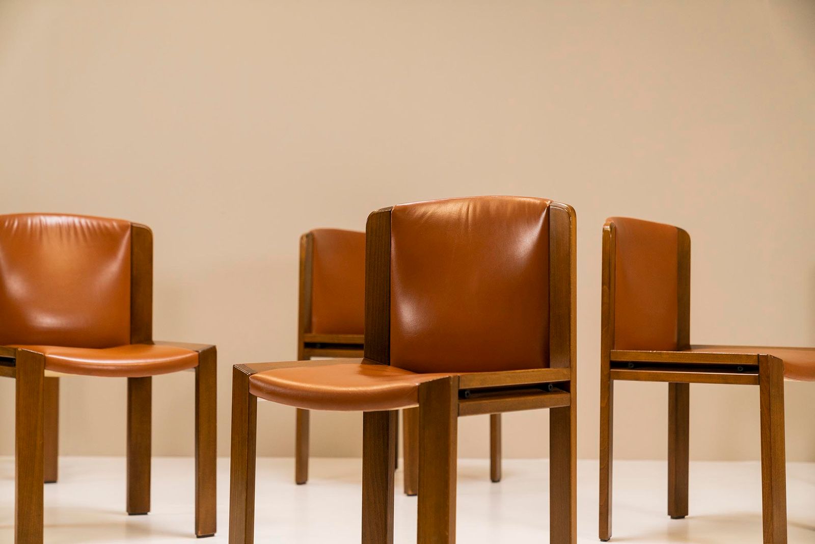 Joe Colombo 'Model 300' Dining Chairs in Oak and Leather for Pozzi ...