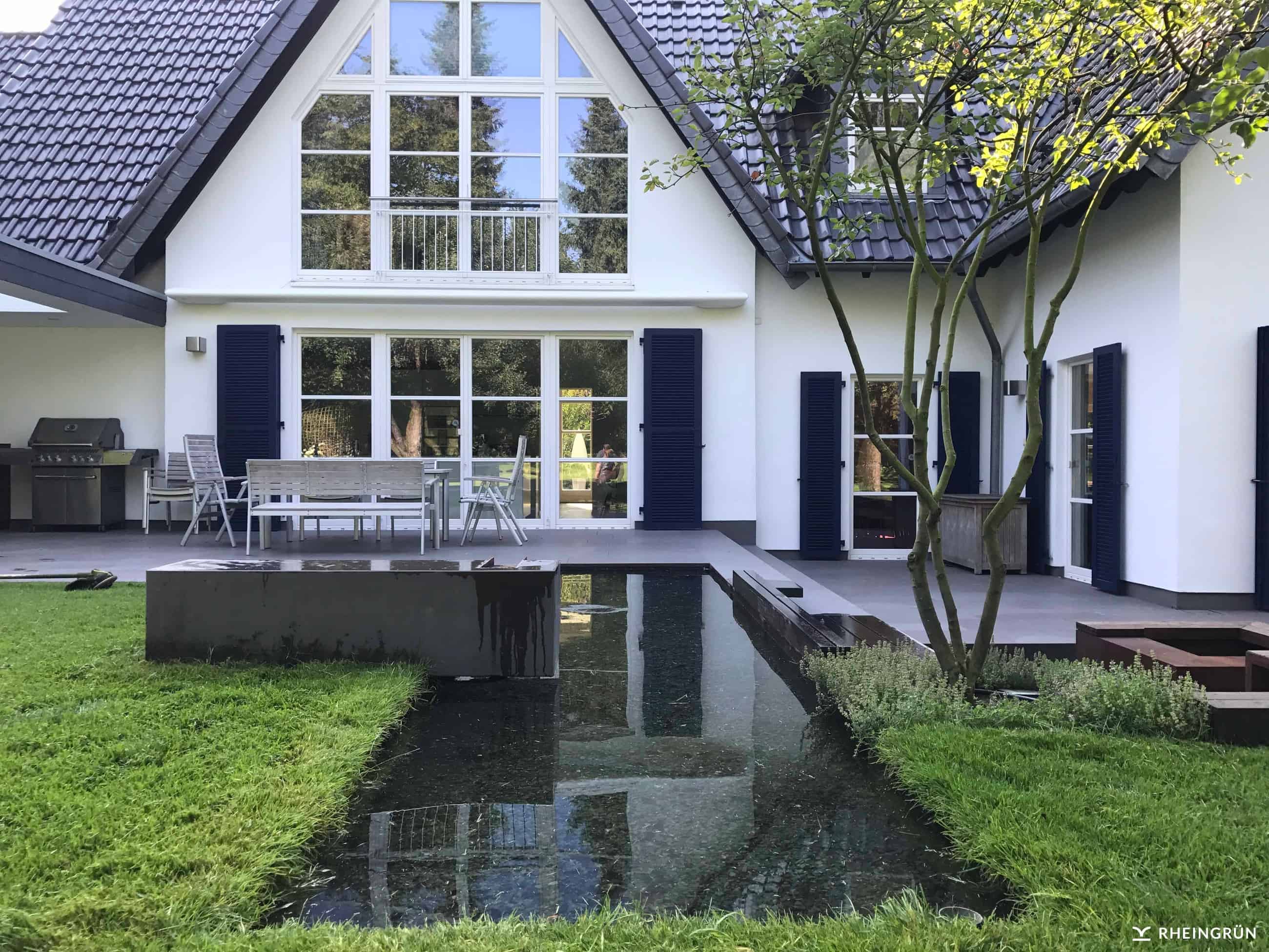 Idee für moderne Gartenterrasse mit individuellem Loungebereich | Rheingrün