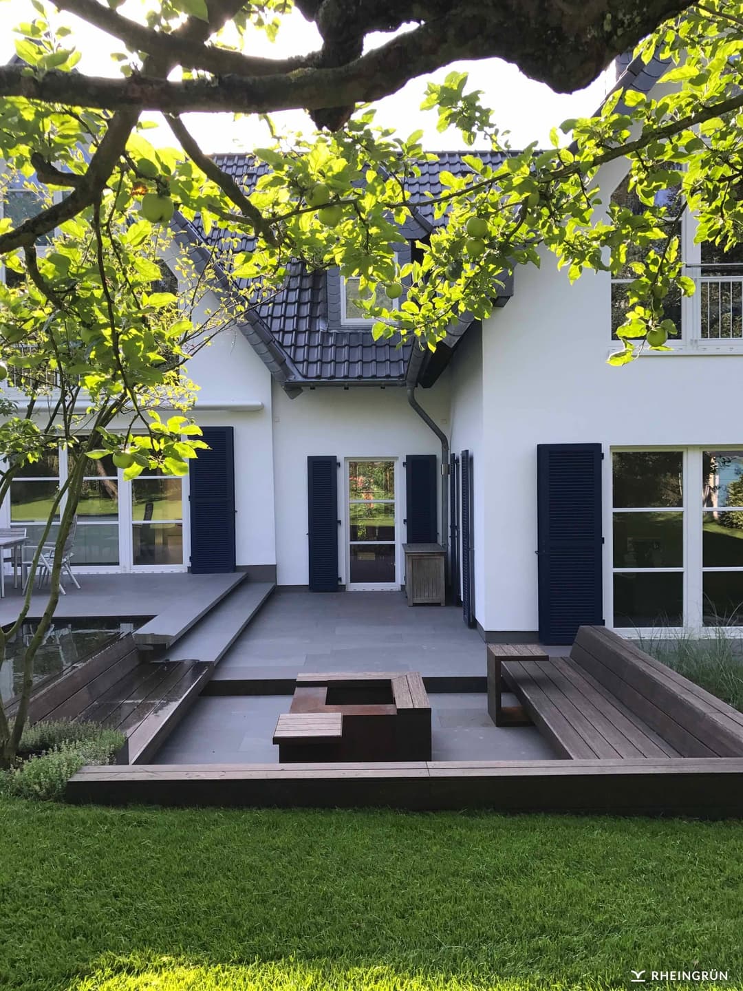 Idee für moderne Gartenterrasse mit individuellem Loungebereich | Rheingrün