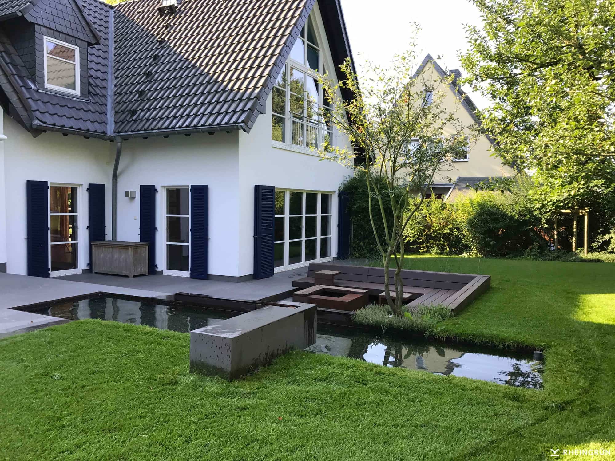 Idee für moderne Gartenterrasse mit individuellem Loungebereich | Rheingrün