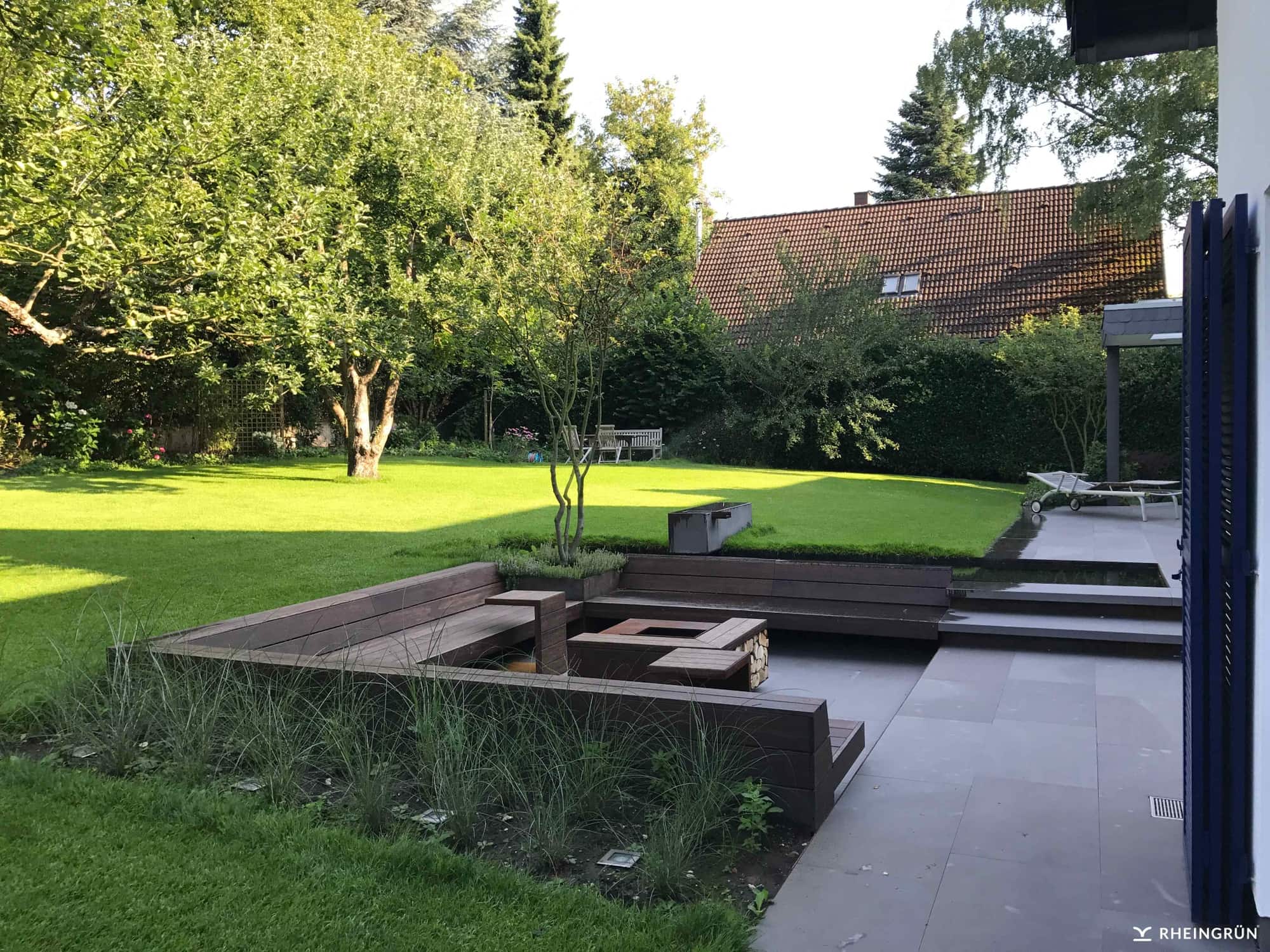 Idee für moderne Gartenterrasse mit individuellem Loungebereich | Rheingrün