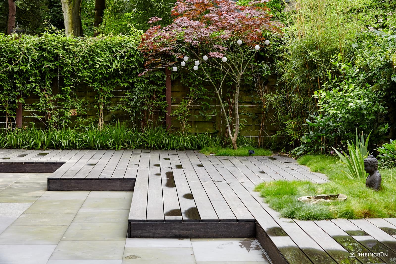 Klassische Gartenterrasse mit Loungebereich und Natursteinpflaster ...