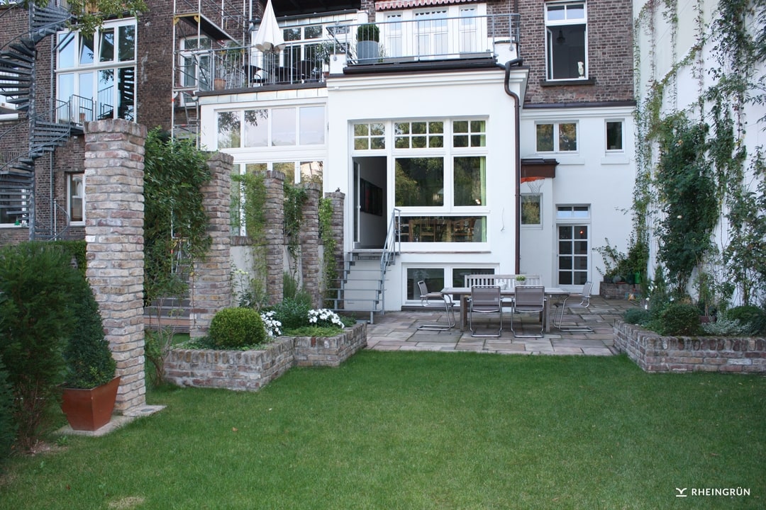 Klassischer Garten in Hinterhof mit Terrasse aus Naturstein und ...