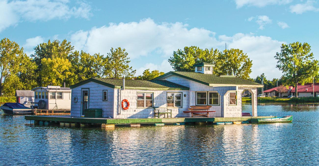 Liveaboard Vs. Recreational Houseboats | LakeWizard