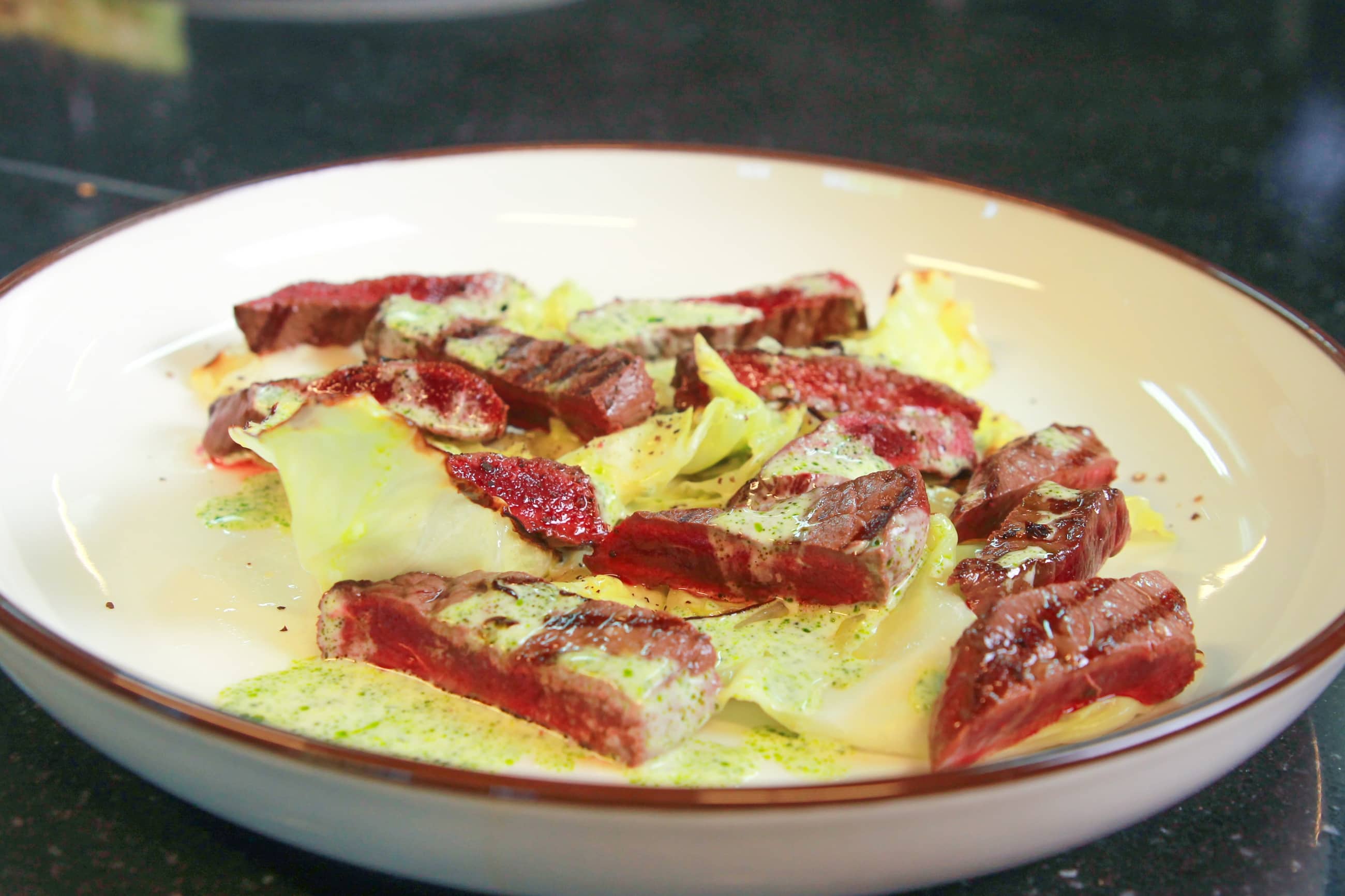 Grillet hval med kål