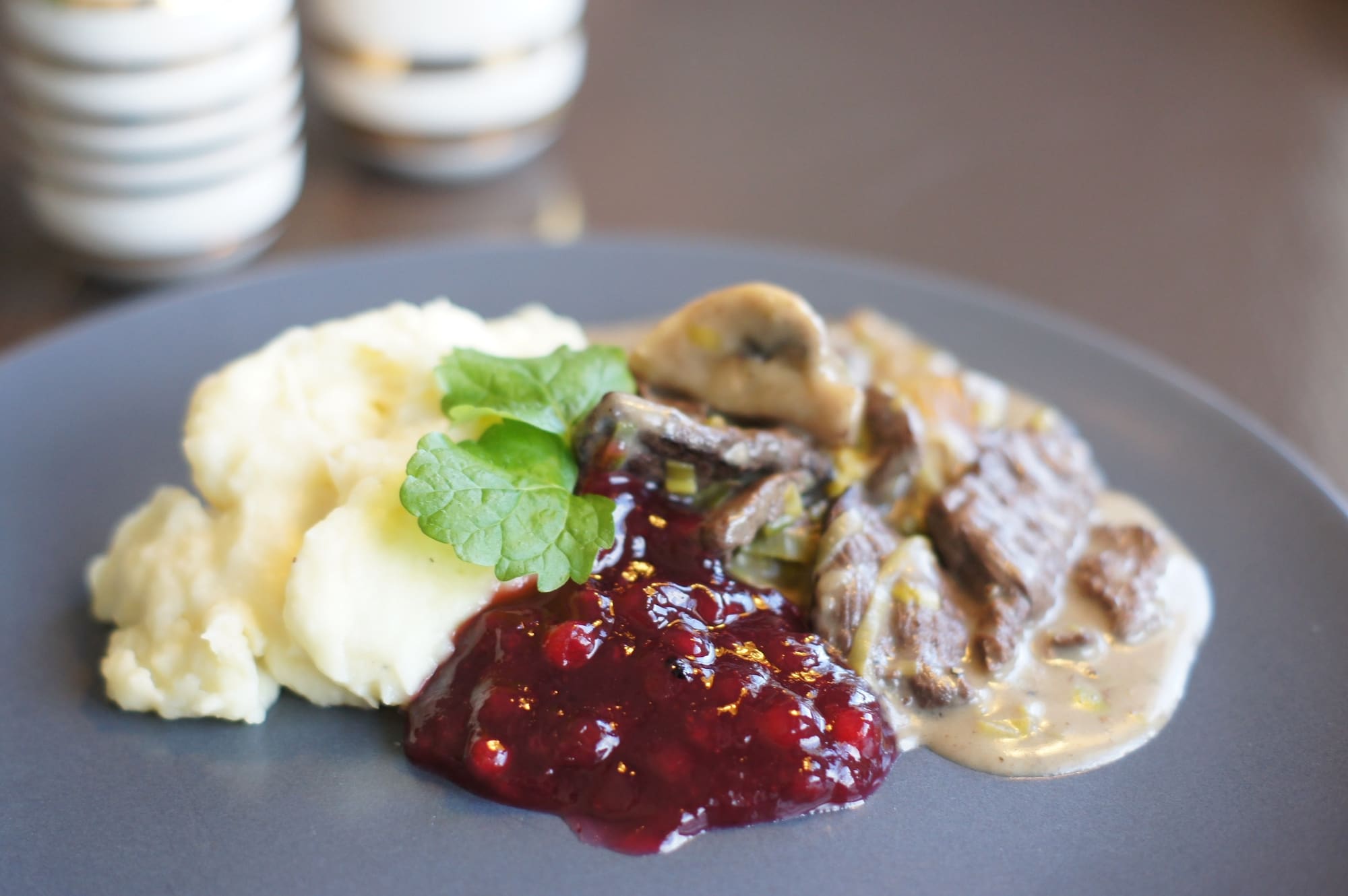 Norsk Hval - Finnbiff med hval, solbærsaft og einebær