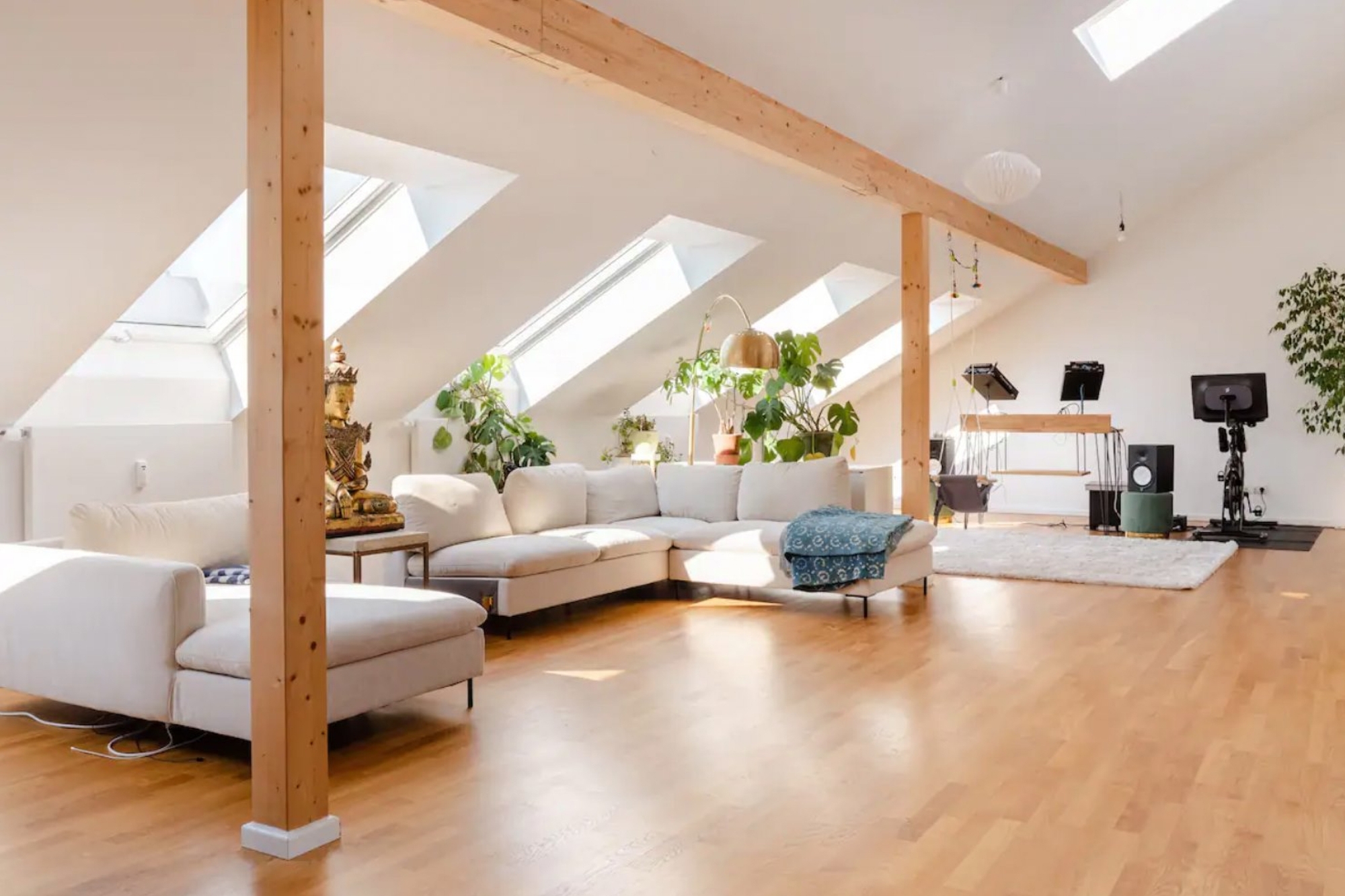MyPlace -- Host & Stay With Friends