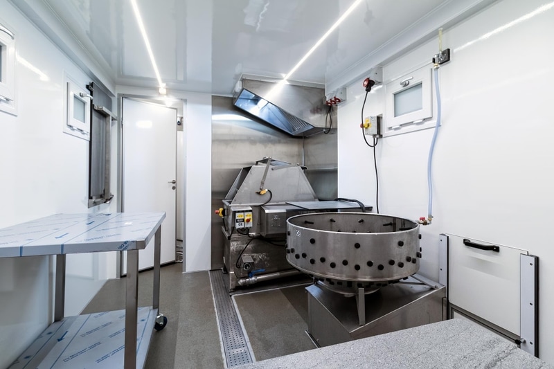 Abattoir on wheels - Slaughter and process poultry on the go