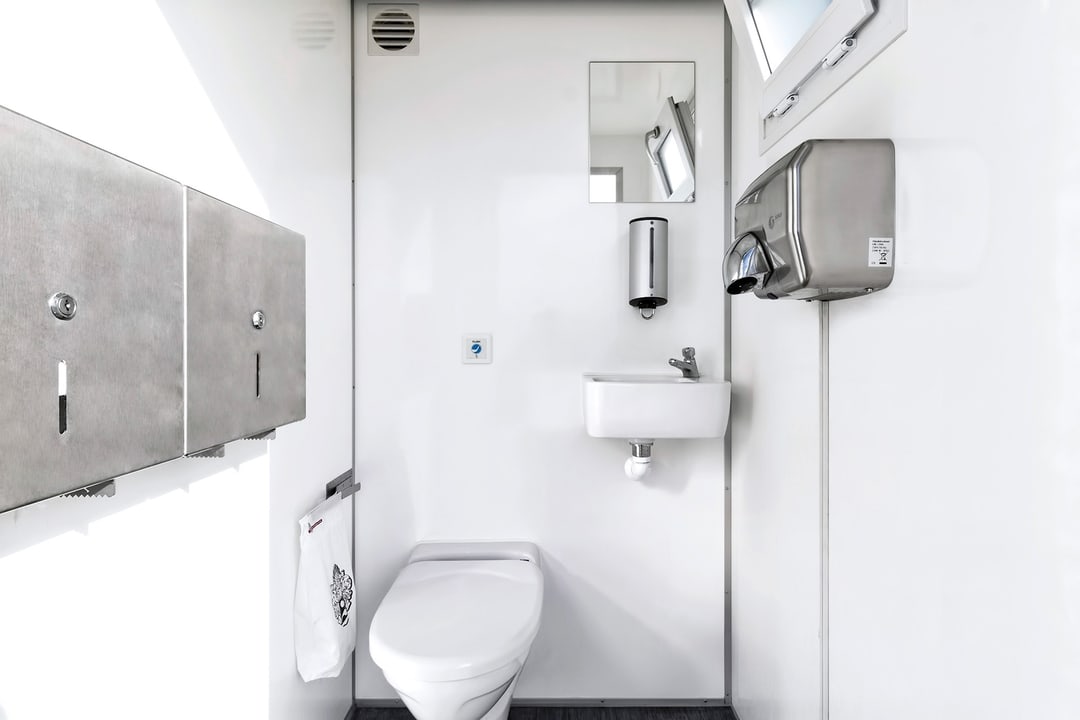 Toilet house - For natural and urban environments