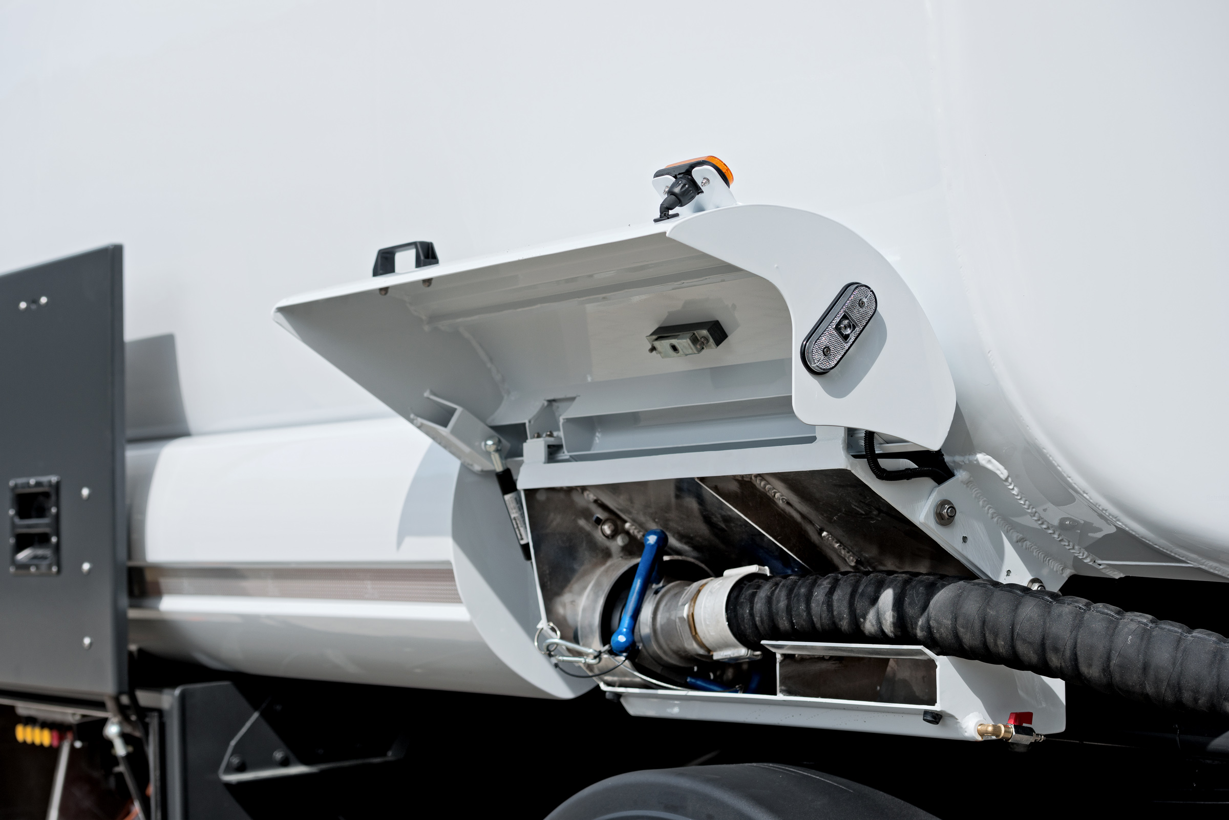 Straßentankwagen Tankanhänger | Esterer Fahrzeugaufbauten