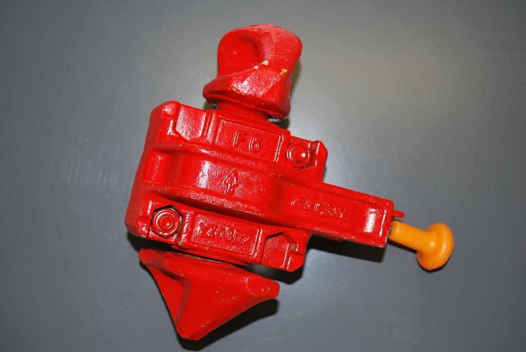 Cargo and container lifting beams and spreaders