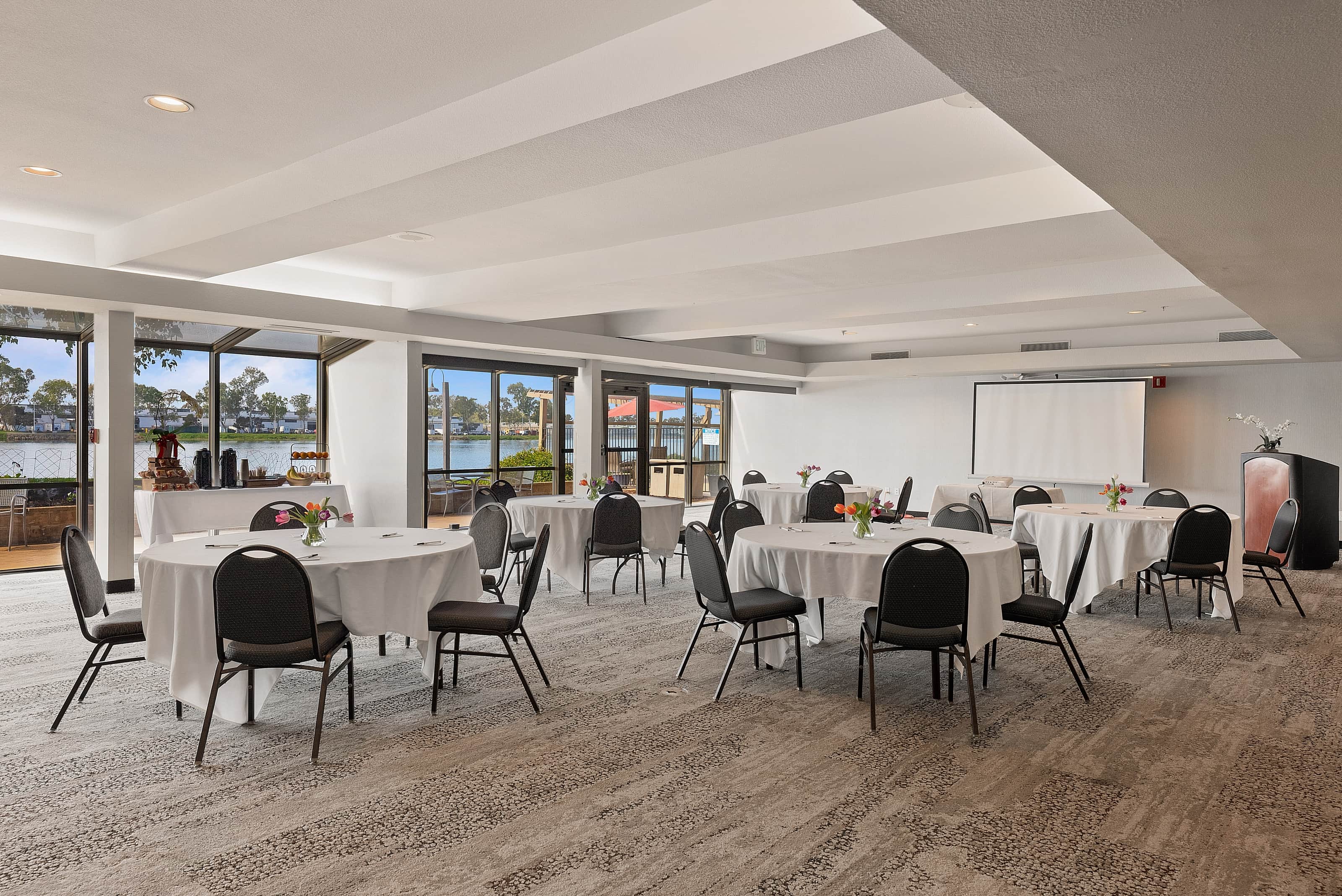 #1 Hotel in Oakland + Breathtaking Views - Executive Inn & Suites