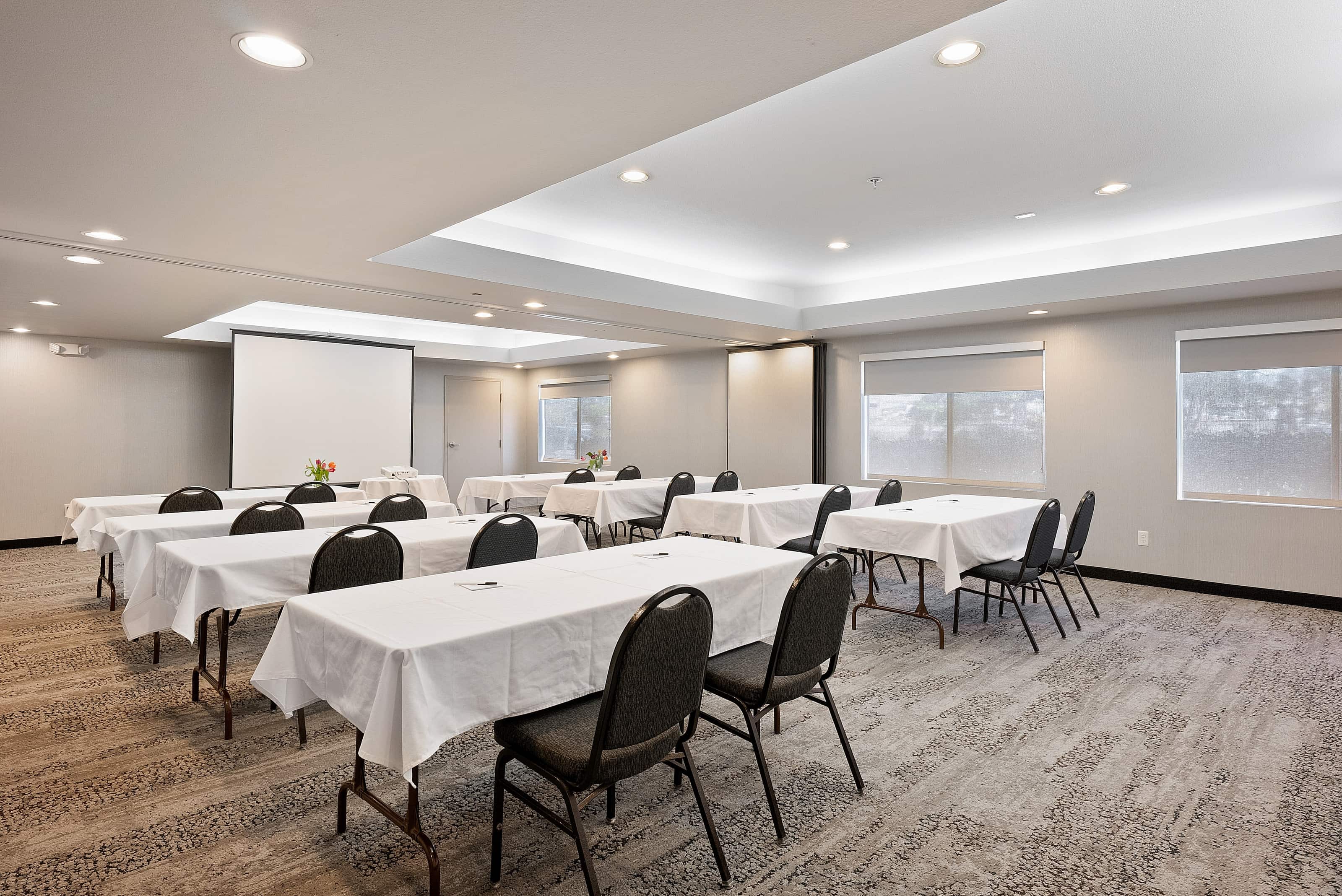 #1 Hotel in Oakland + Breathtaking Views - Executive Inn & Suites