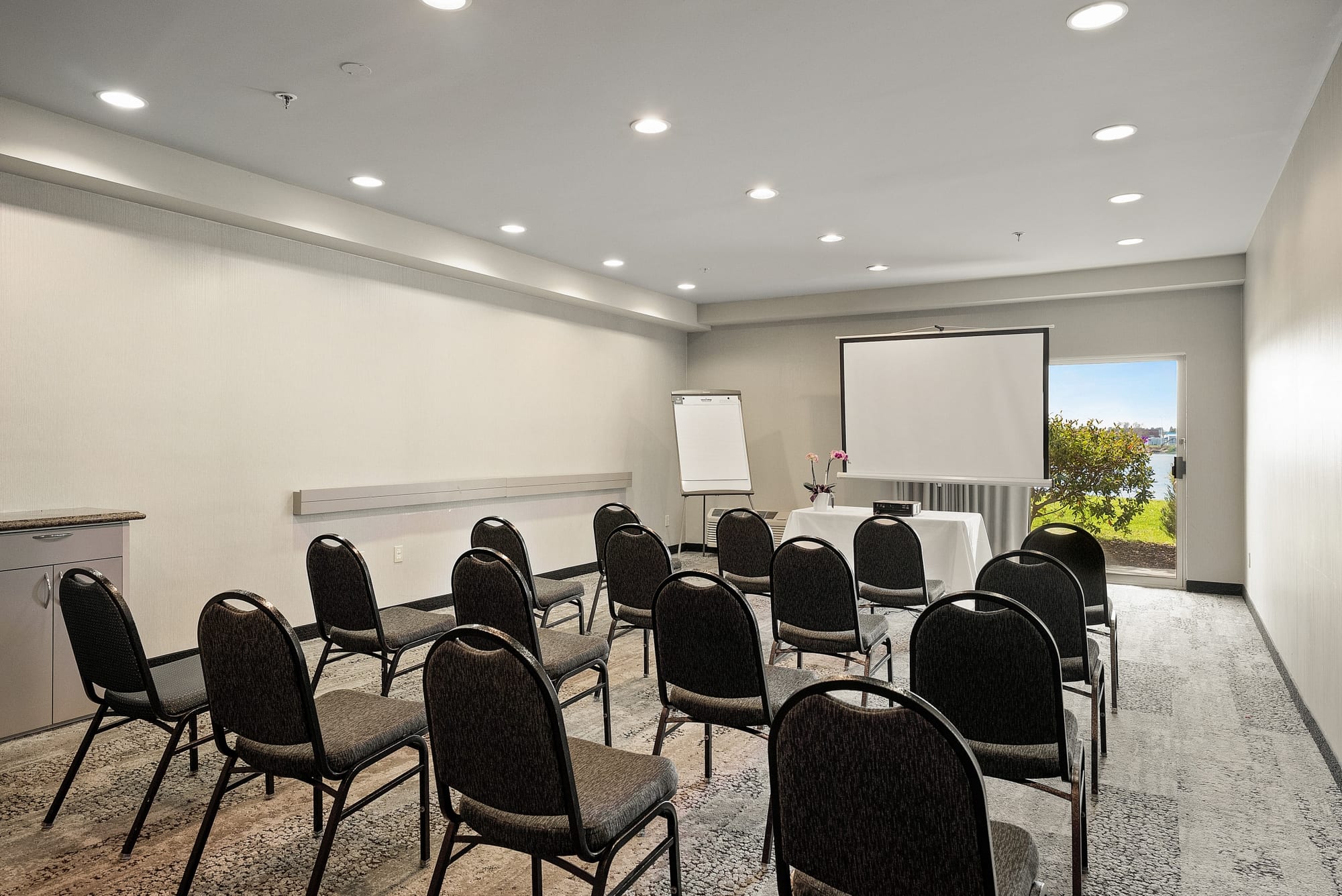 #1 Hotel in Oakland + Breathtaking Views - Executive Inn & Suites