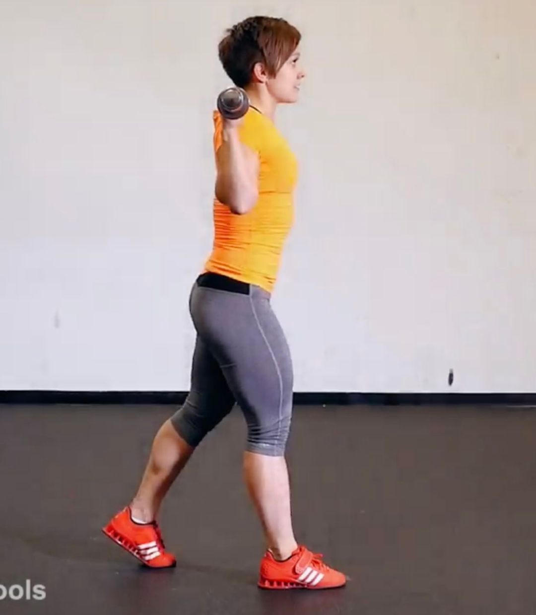 How to perform the Staggered Squat - Physitrack