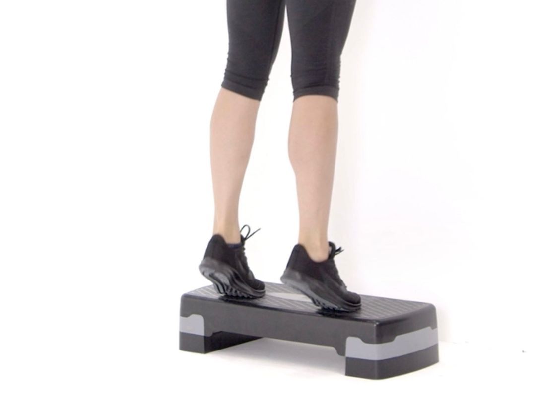Cómo realizar la elevación de talones - Physitrack