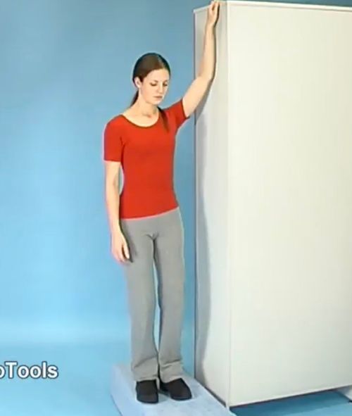 How to perform the Towel Neck Stretch - Physitrack