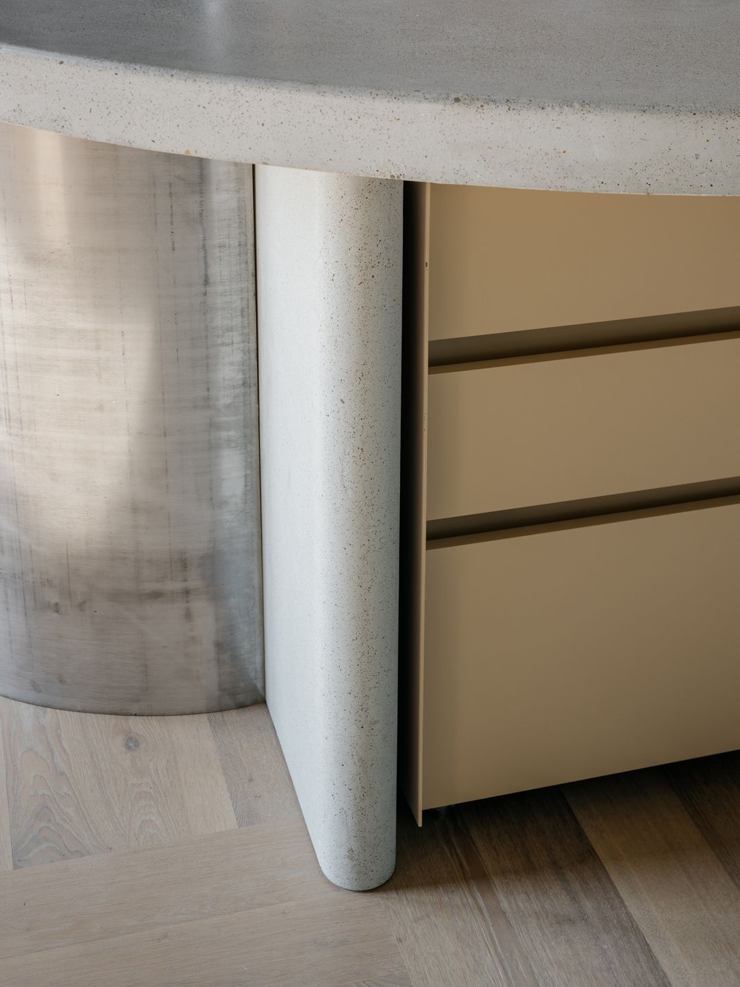 WE BARGE — CONTEKST