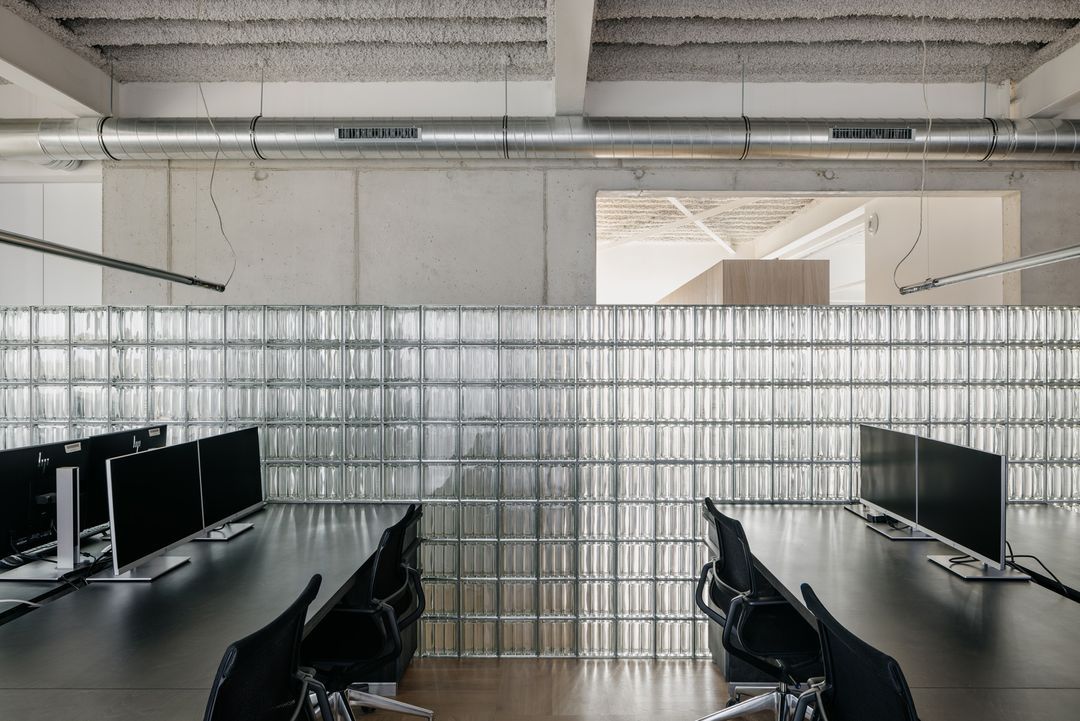 WE BARGE — CONTEKST