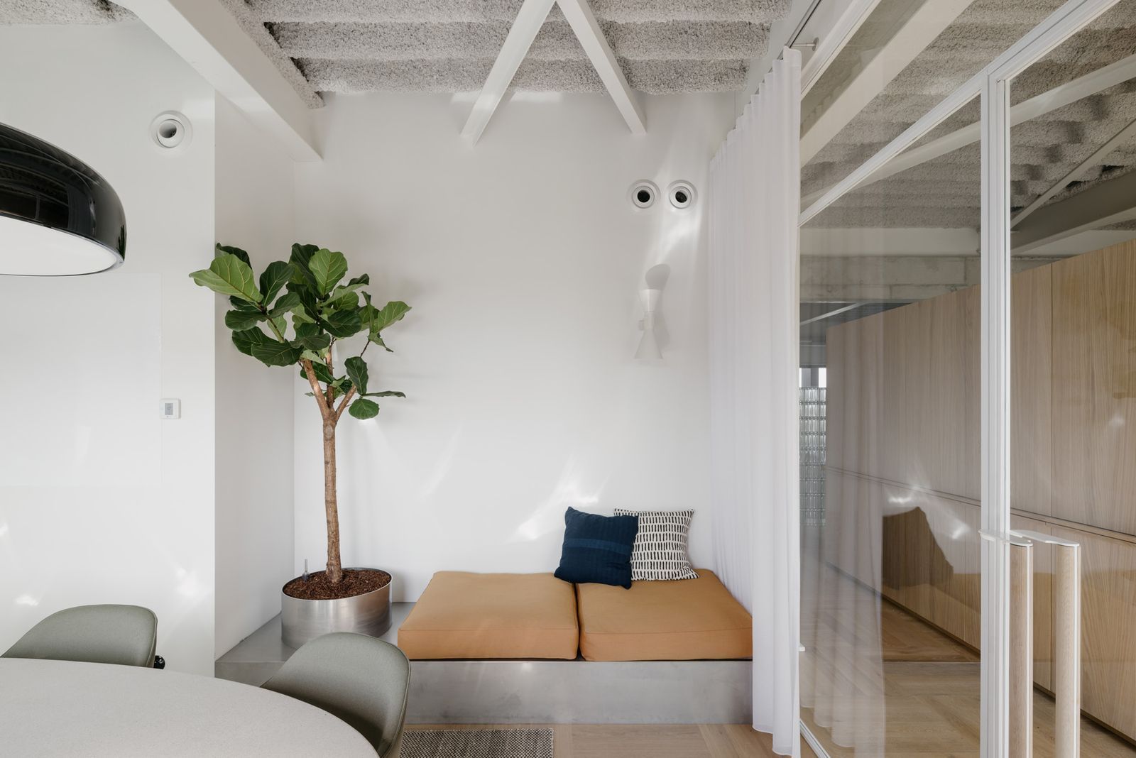 WE BARGE — CONTEKST