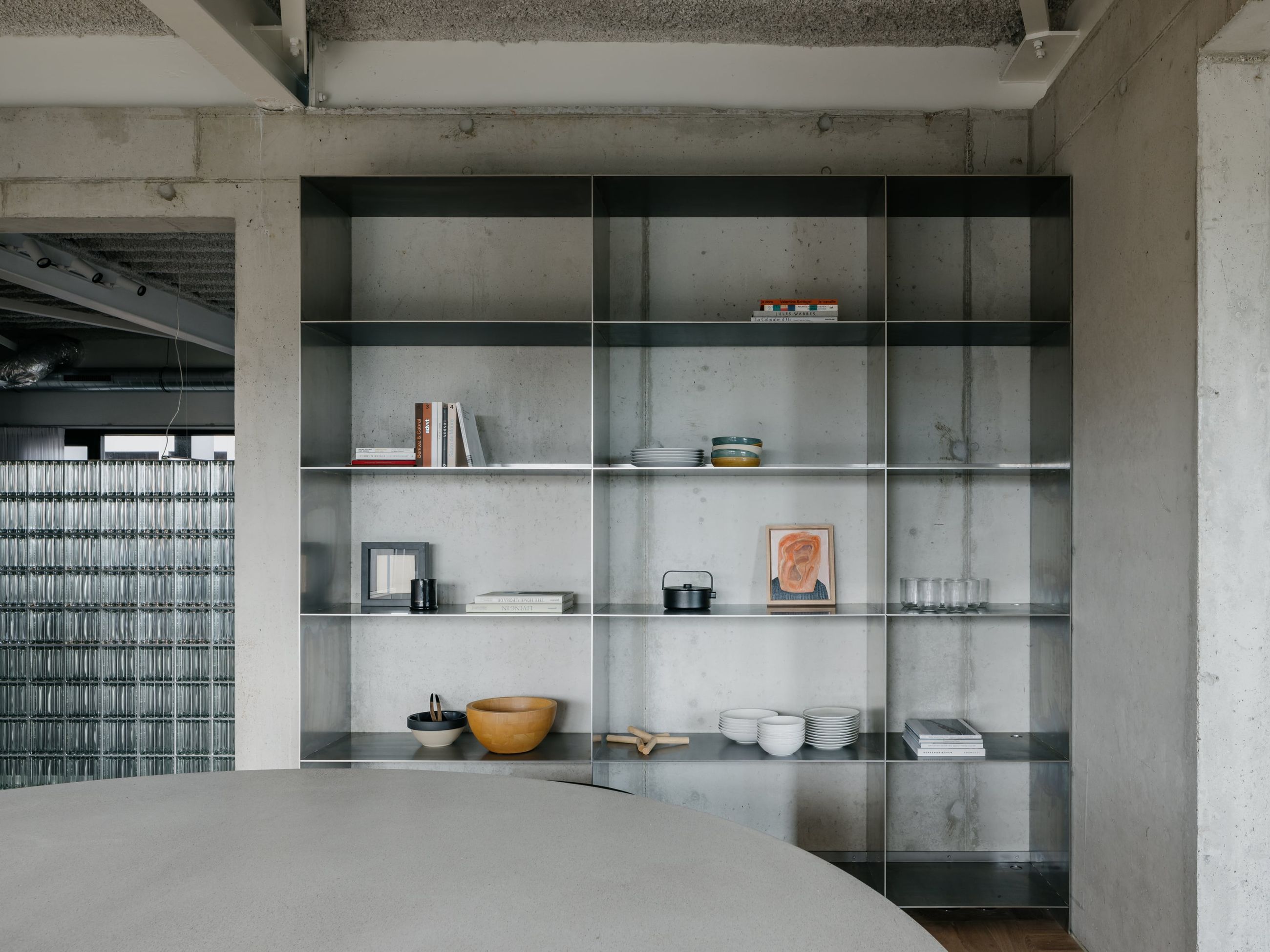 WE BARGE — CONTEKST