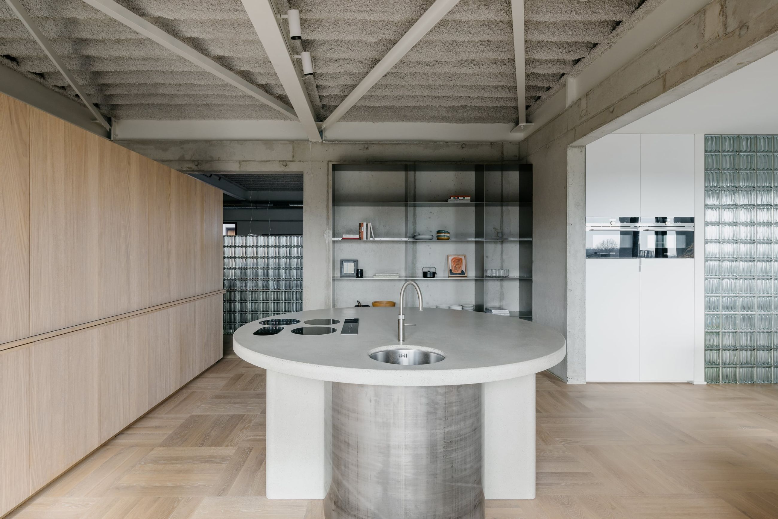 WE BARGE — CONTEKST