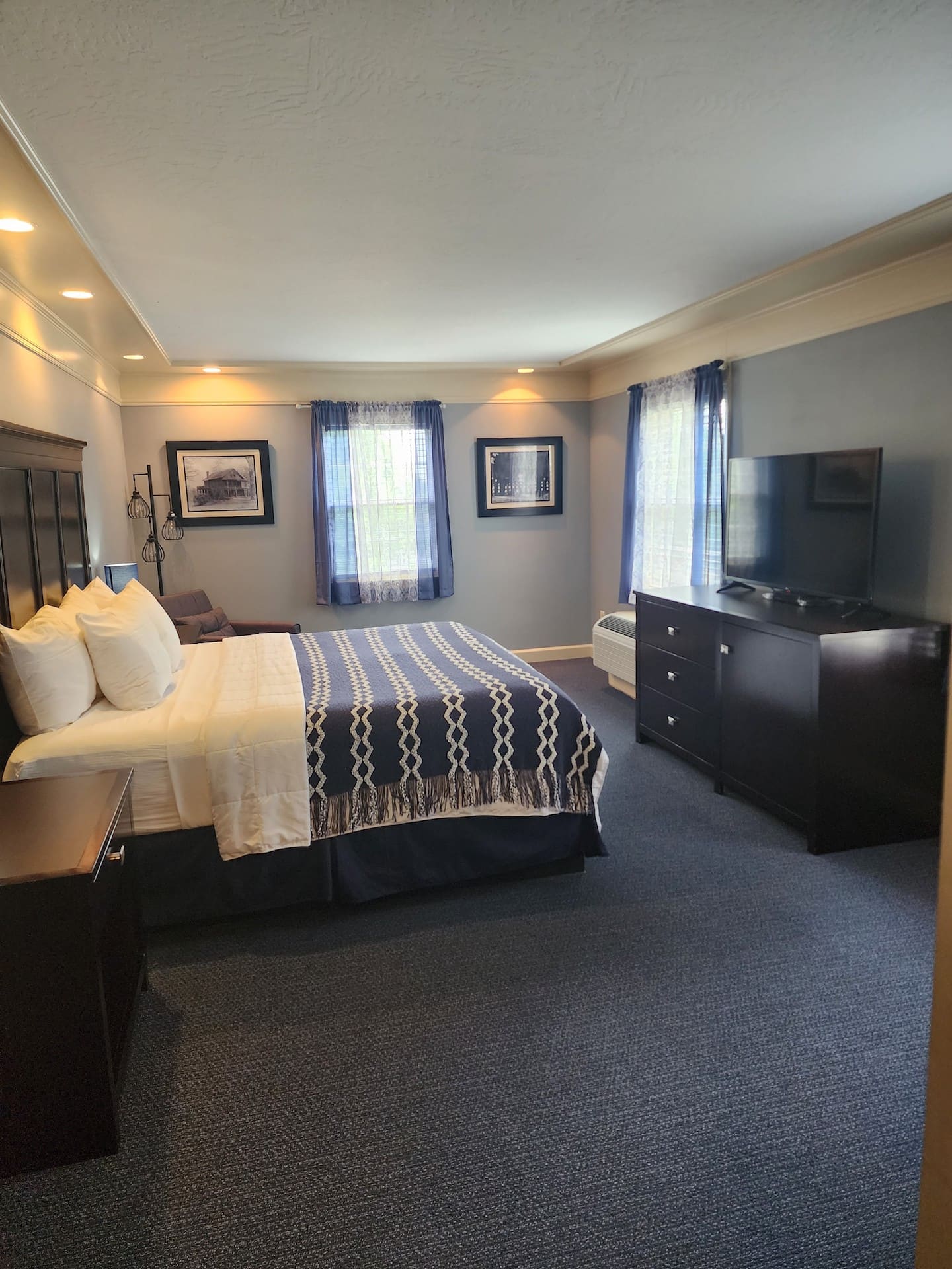 Luxury Hotel Rooms in Gambier, Ohio | The Kenyon Inn Hotel & Restaurant