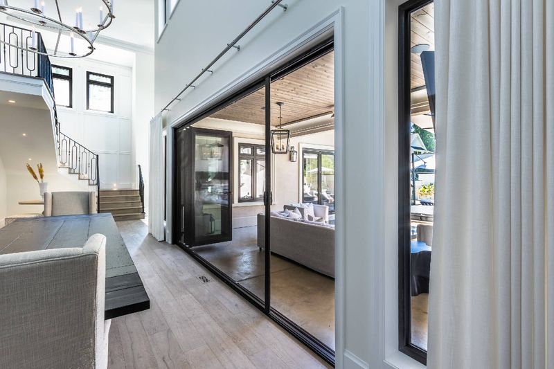 Retractable Screen Systems & Manufacturers | Mirage Screen Systems