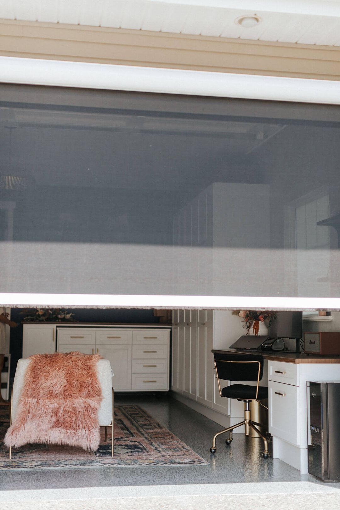 Retractable Screen Systems & Manufacturers | Mirage Screen Systems