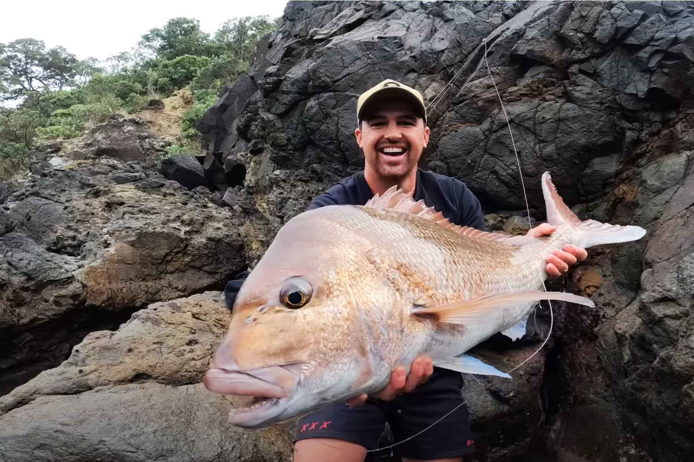 Monster snapper off the rocks - NZ Fishing World