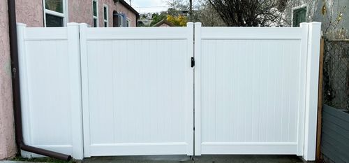 12 Stylish Vinyl Fence Toppers to Enhance Your Outdoors