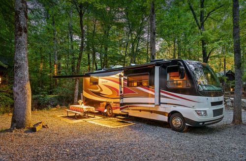 Gatlinburg campground & cabin rentals | Dog friendly, pool