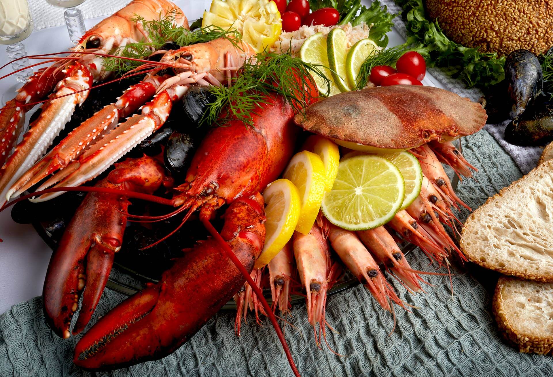 Skalldyrbuffet premium | Trekasse fylt med et bredt utvalg ferske og ...