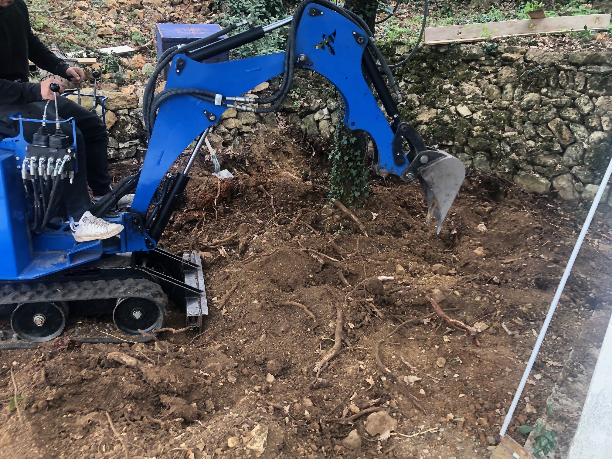 Location mini-pelle 99€ttc remorque comprise. matériel de jardin, mini-pelle et broyeur de branche